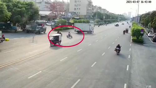 小学生骑车横穿马路,被未成年驾驶电动车撞飞,前边还有一辆三轮车...