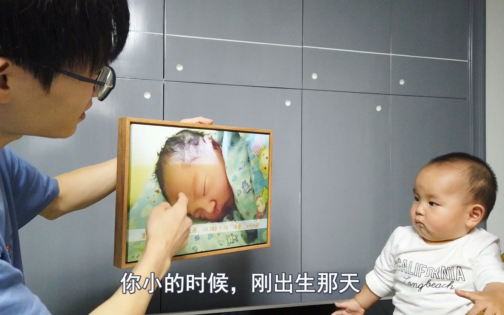 杭州奶爸打印宝宝出生照片,十个月萌娃看到后啥反应,太逗了
