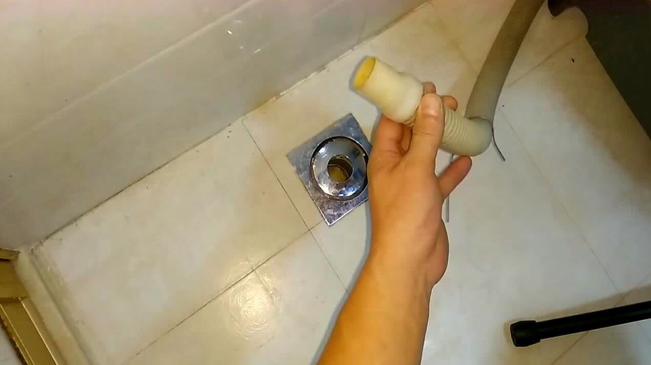洗衣机排水管直插地漏里,这习惯真该改改