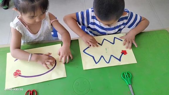 感统游戏:《找到小红花》。锻炼幼儿手部精细动作。