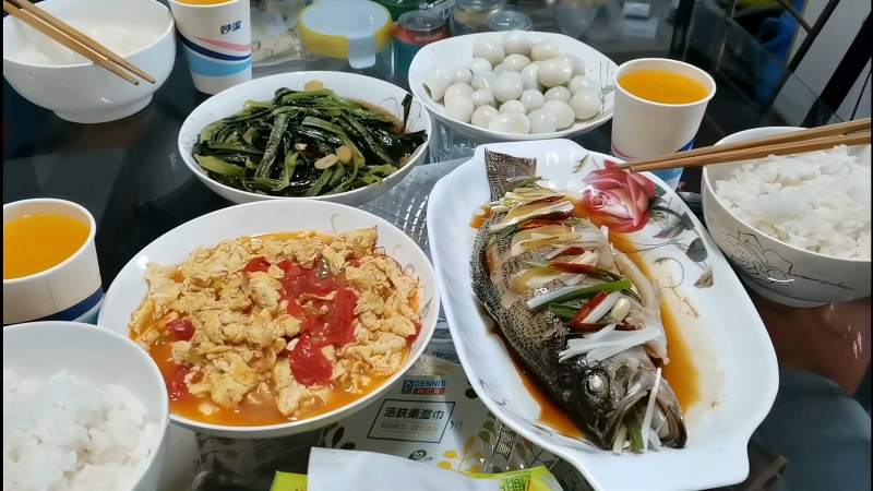 简单的午餐,孩子们吃的干干净