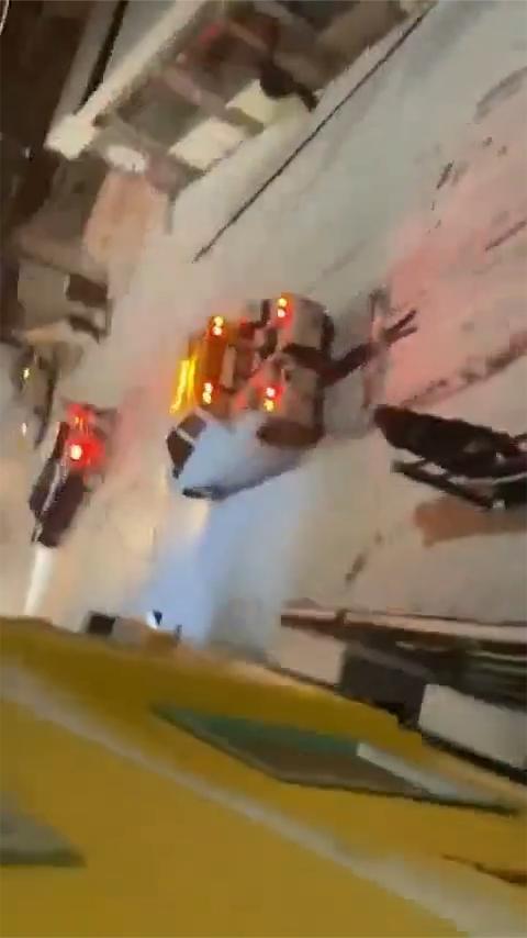 救援车:兄弟!我救你来了.哐!(完)