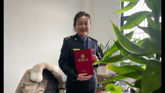 #致敬了不起的她 #城管 祝最美你节日快乐!