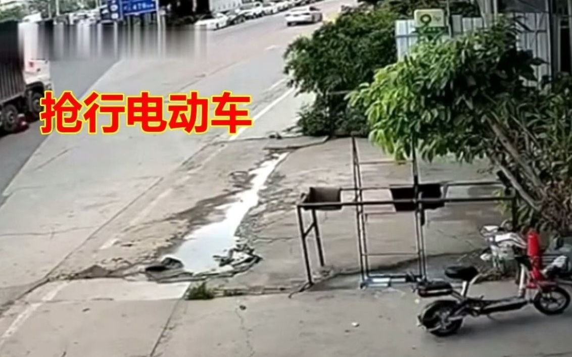 电动车为何会在路口抢行左转?大车为何没及时避让电动车?