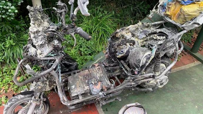 杭州电动车爆燃初查系锂电池起火,说明书显示原装为铅酸电池