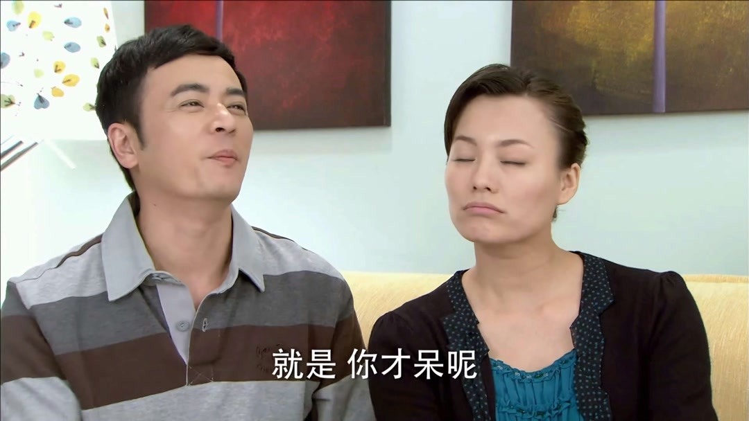 小伙试穿结婚礼服,不料却为谁当伴娘伴郎争执起来