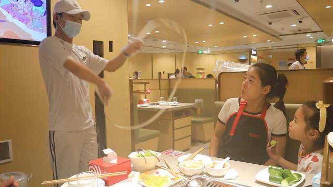 带全家第一次吃海底捞,这服务也太好了。