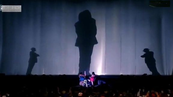 模仿者一直用这首歌模仿迈克尔杰克逊,看下原版就知道差距在那里