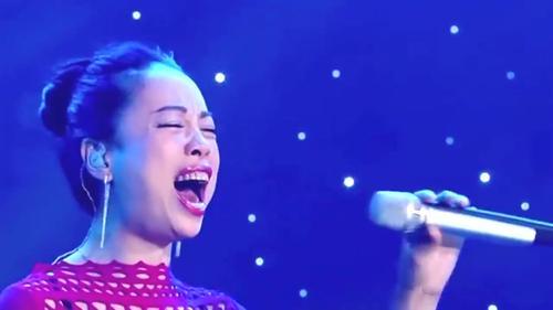 韩红,黄绮珊同台飙歌《离不开你》两位国内顶级高音的碰撞,不分高下