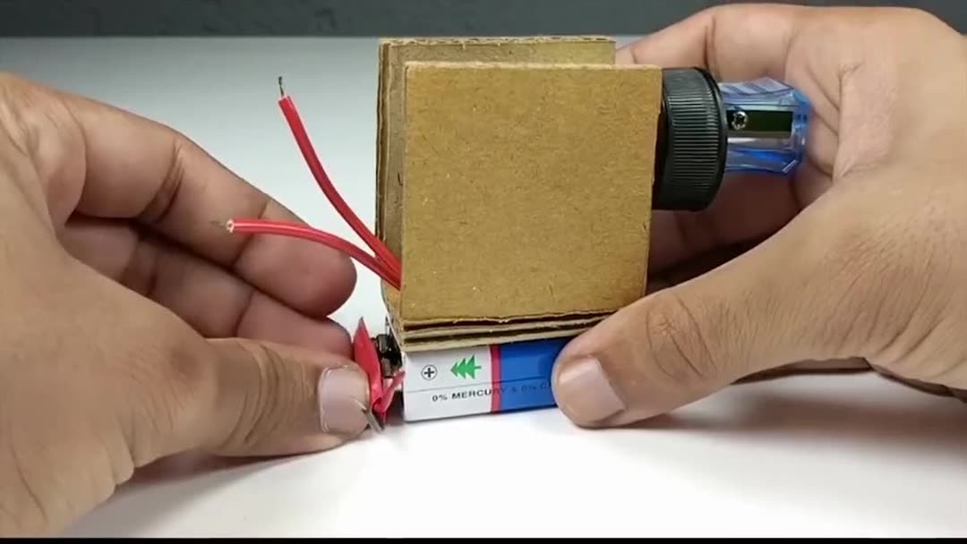 削铅笔麻烦事怎么办? 看牛人制作自动削笔刀!