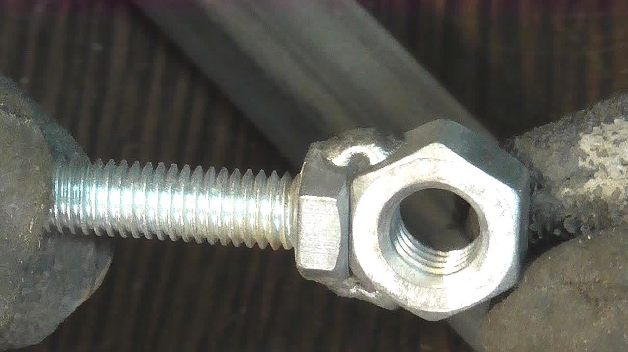 牛人自制的磨刀器,这创意作品应该可以安全地磨快任何刀具吧