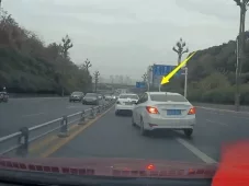 行车记录仪: 现代女司机实线随意变道, 险些后车与她发生“追尾”你们...