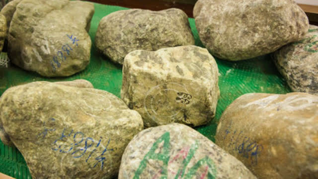 小伙抱26公斤原石"赌石",现场切开后,专家面色"铁青"!