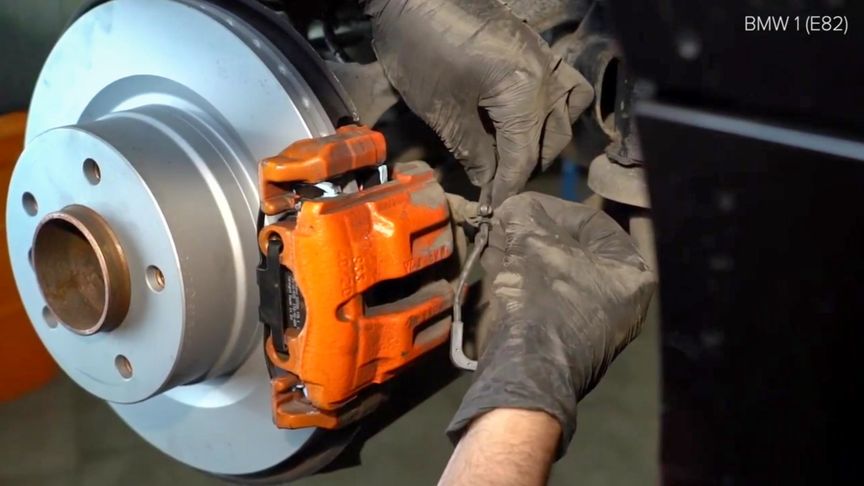 如何更换BMW 1系列E82的后刹车片磨损传感器