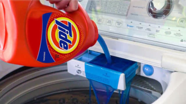 往洗衣机里倒入一整瓶洗衣液,衣服会变成啥样?结果意外!
