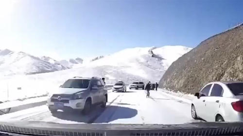 行车记录仪:雪地路撞车,车主直接原地等救援,谁料后车失控二次车祸...