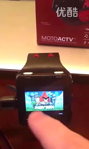 摩托罗拉运动GPS腕表MOTOACTV变身迷你平板电脑玩愤怒的小鸟