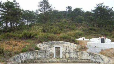 四川有座丞相墓,坟头有棵"下雨树",是墓中机关还是自然现象?