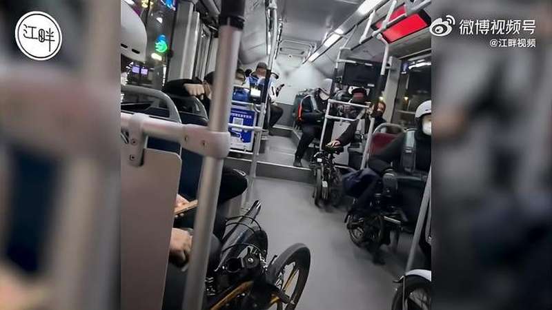 【 凌晨三点北京公交车上的晚归人 】2月20日,北京。女生旅途中拍下...