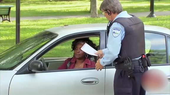 恶作剧!正在开罚单呢!车咋跑了