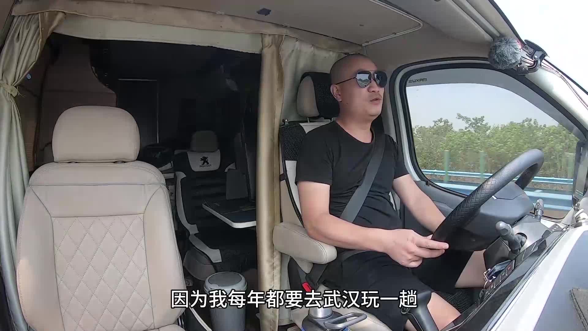 开着房车去武汉喝酒,白酒啤酒喝断片后,第二天早上起来后悔不已