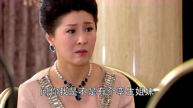 美女发现一个和自己一模一样的人,不料她还有个孪生姐妹,扎心了