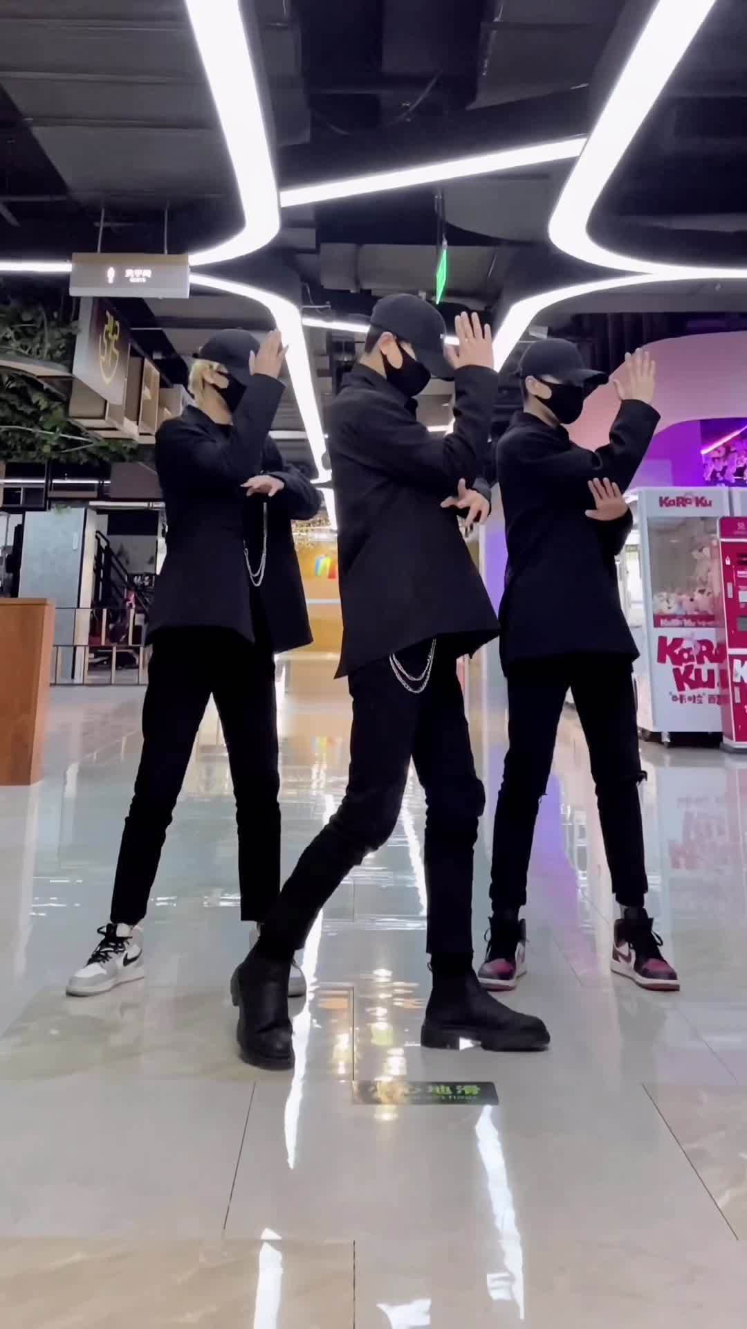 为什么我把cs跳成了奥特曼CSGO舞蹈
