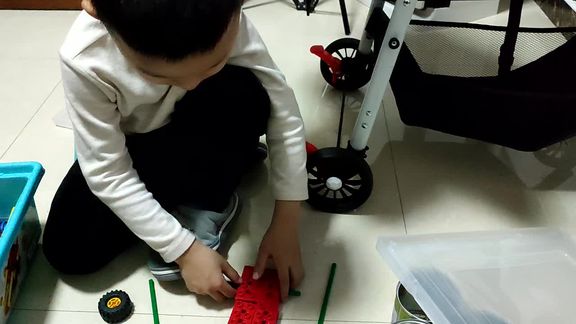 过年休假陪陪儿子,做积木卡车