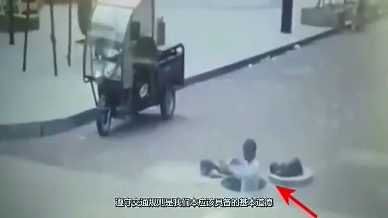 不幸!工人正修理下水道, 惨遭轿车碾压而亡,监控记录生死瞬间