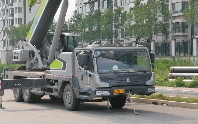 中联重科25吨吊车