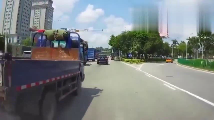 行车记录仪:看看老司机,这才是让速不让道,得好好学习
