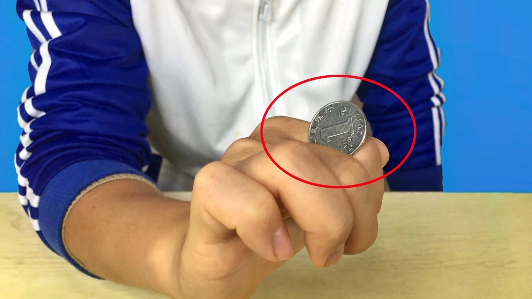 魔术教学:单手滚硬币!简单又帅气的手法,餐桌上去骗朋友玩
