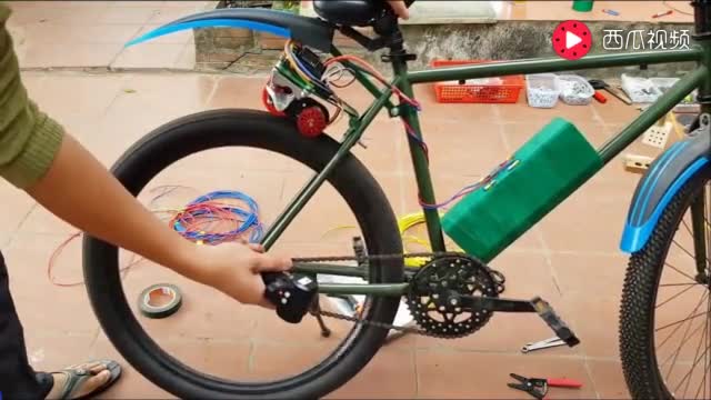 1个电机+两块电池,自行车秒变电动车,马路上骑着它绝对拉风