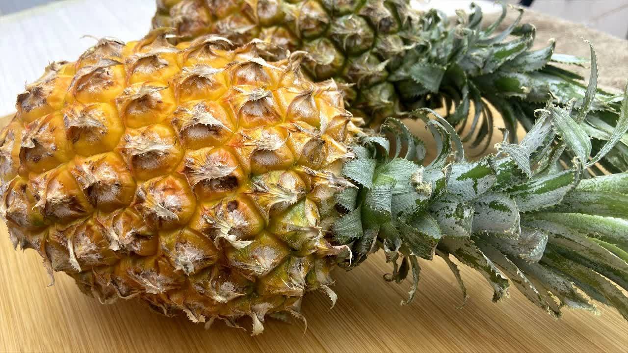 削菠萝的技巧,农村媳妇教你徒手削菠萝,没有菠萝刀也可以搞定