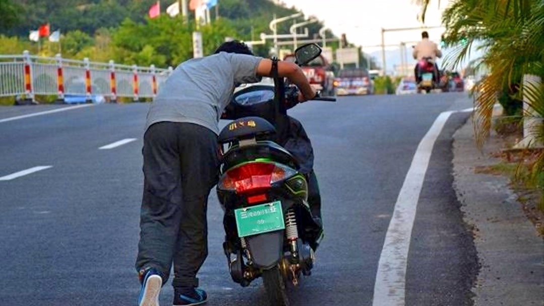 电动车骑到半路没电了咋办?找到这个开关?没电还能跑10公里?
