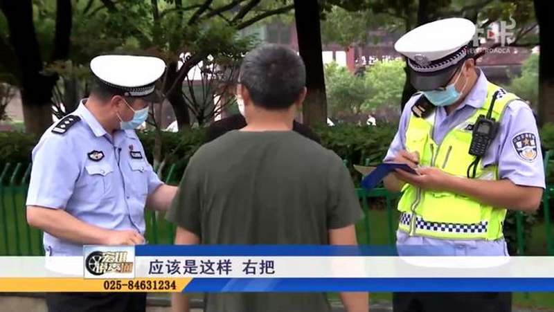 转弯擦到直行车 司机全责表示很冤:他从后面擦上来的