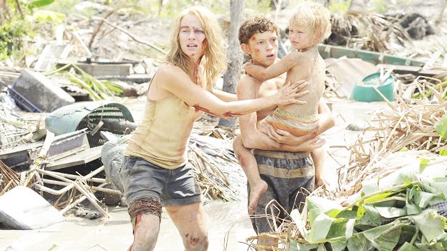 印尼海啸真实事件改编,一对美国夫妇的自救,太感人了