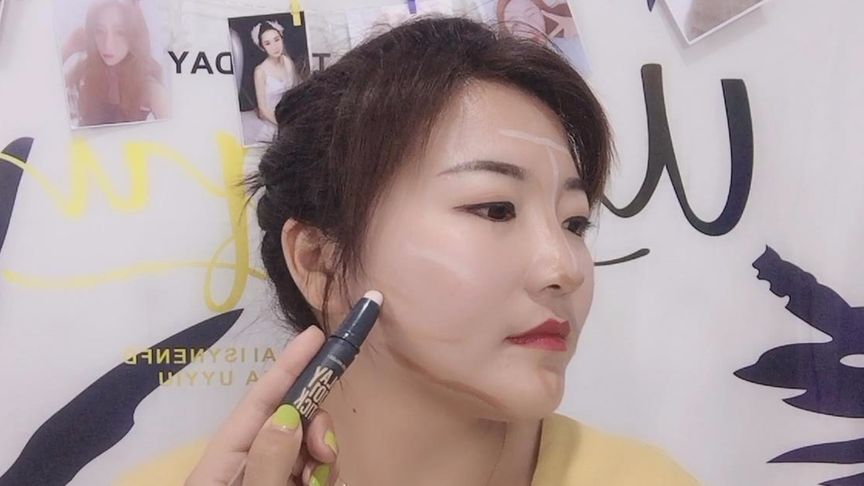 教你如何使用修容棒来修容,轻松打造小V脸,爱美的小仙女别错过