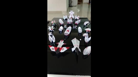 庆“六一”华少亲手用纸折了一个航母战斗群以此怀念儿时的岁月