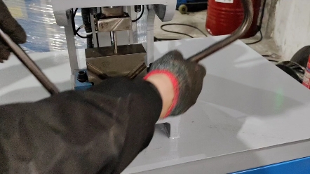 不锈钢圆管冲孔模具,液压冲孔机!