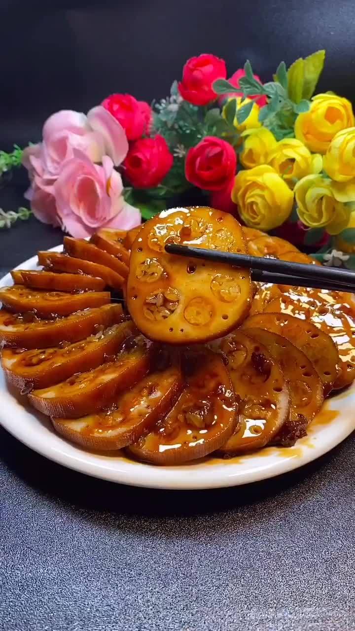 今天教你们做一道美食,糯米藕