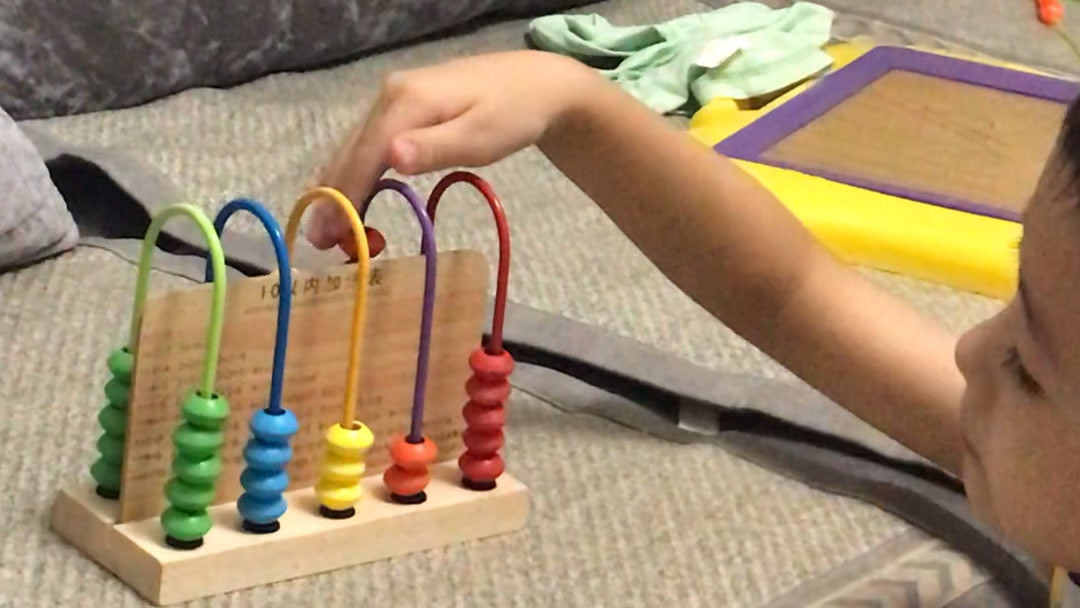 4岁宝贝数学计算小算盘使用