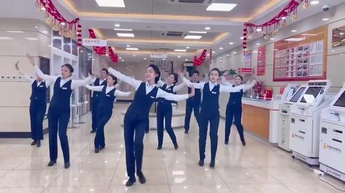 每次只有办业务才去这里,但是头一次见到小姐姐们开早会,真是眼前一亮。