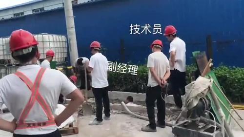 现在的施工员胆子好大,被一窝领导围观还能不做安全措施