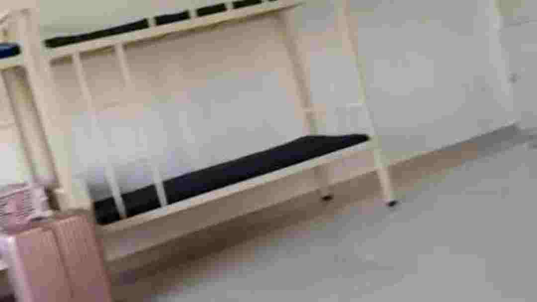   这是我们学校的八人间寝室,就是敞亮哈哈