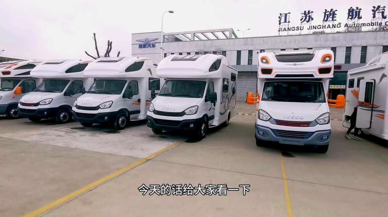 国产依维柯房车,它的卫生间厨房区域和会客休息区域是分开独立的