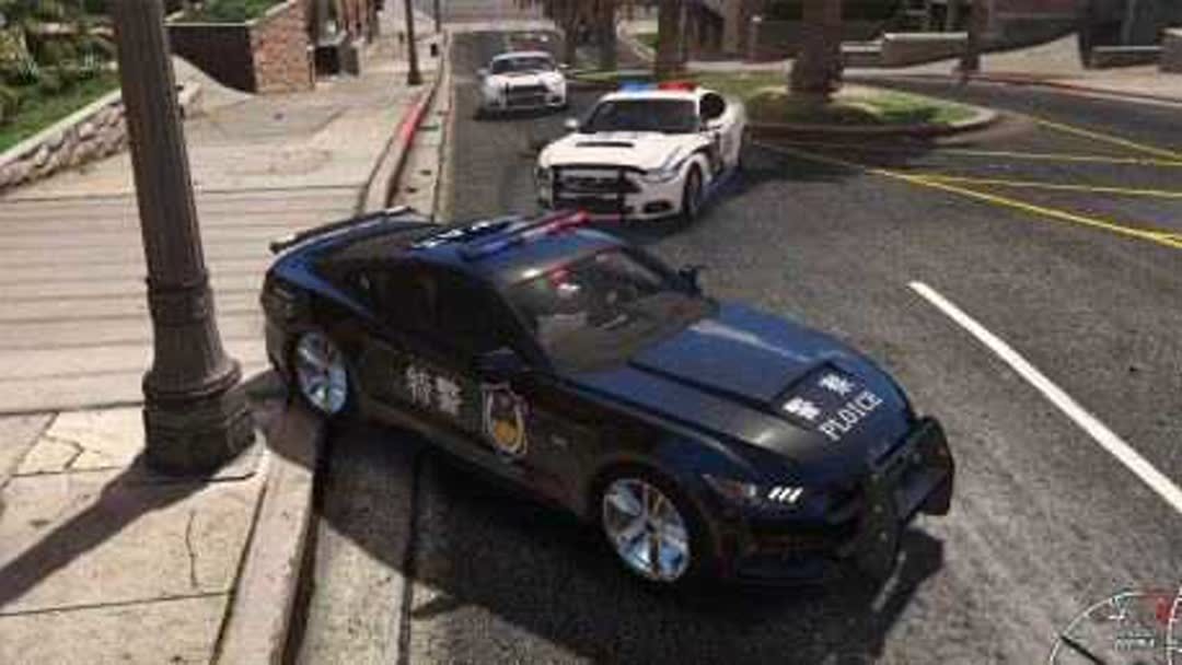 GTA5警察模拟:开福特野马特警车辆上街执勤被同事警车撞了