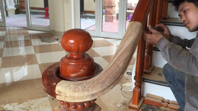 实木楼梯扶手安装,过程漫长步骤繁琐,贵也...