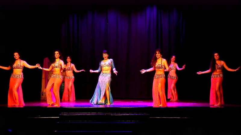 国际艺术节,年老的肚皮舞大师和年轻舞者同台表演,太壮观了!