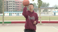 原地双手投篮的教学过程,在篮球场上的动作!